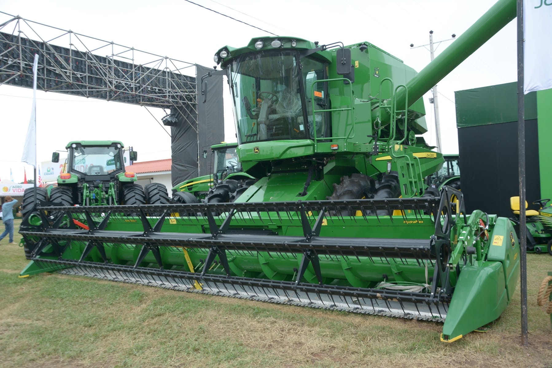 Nibol presente en Agro Vidas 2024 con su cosechadora John Deere S430 para cultivos de soya y ...